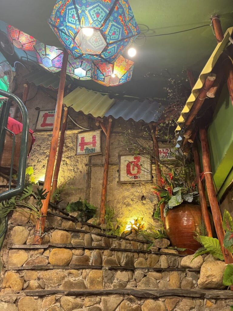 Cầu thang lên tầng 2 - Nhà hàng Chợ tình Sapa